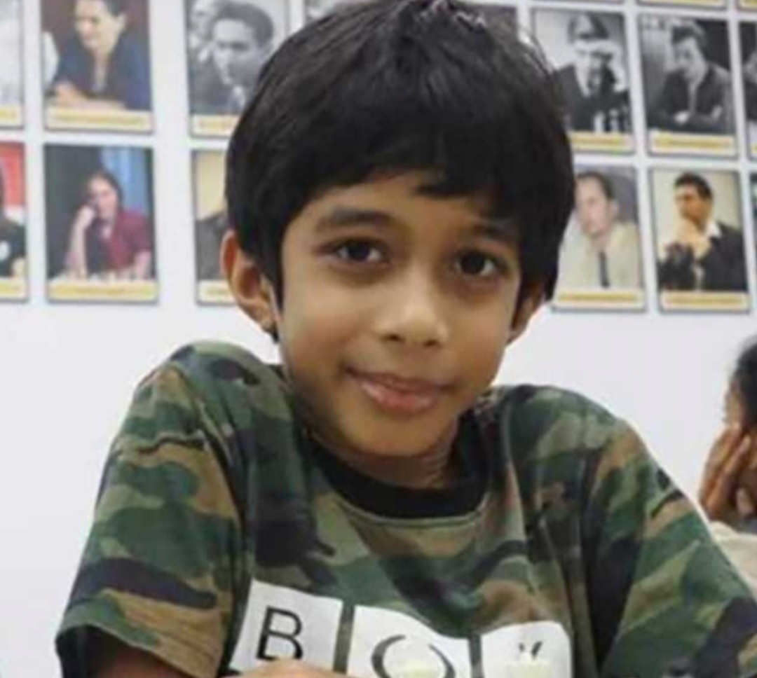 Garoto de 8 anos bate recorde ao derrotar mestre em Xadrez