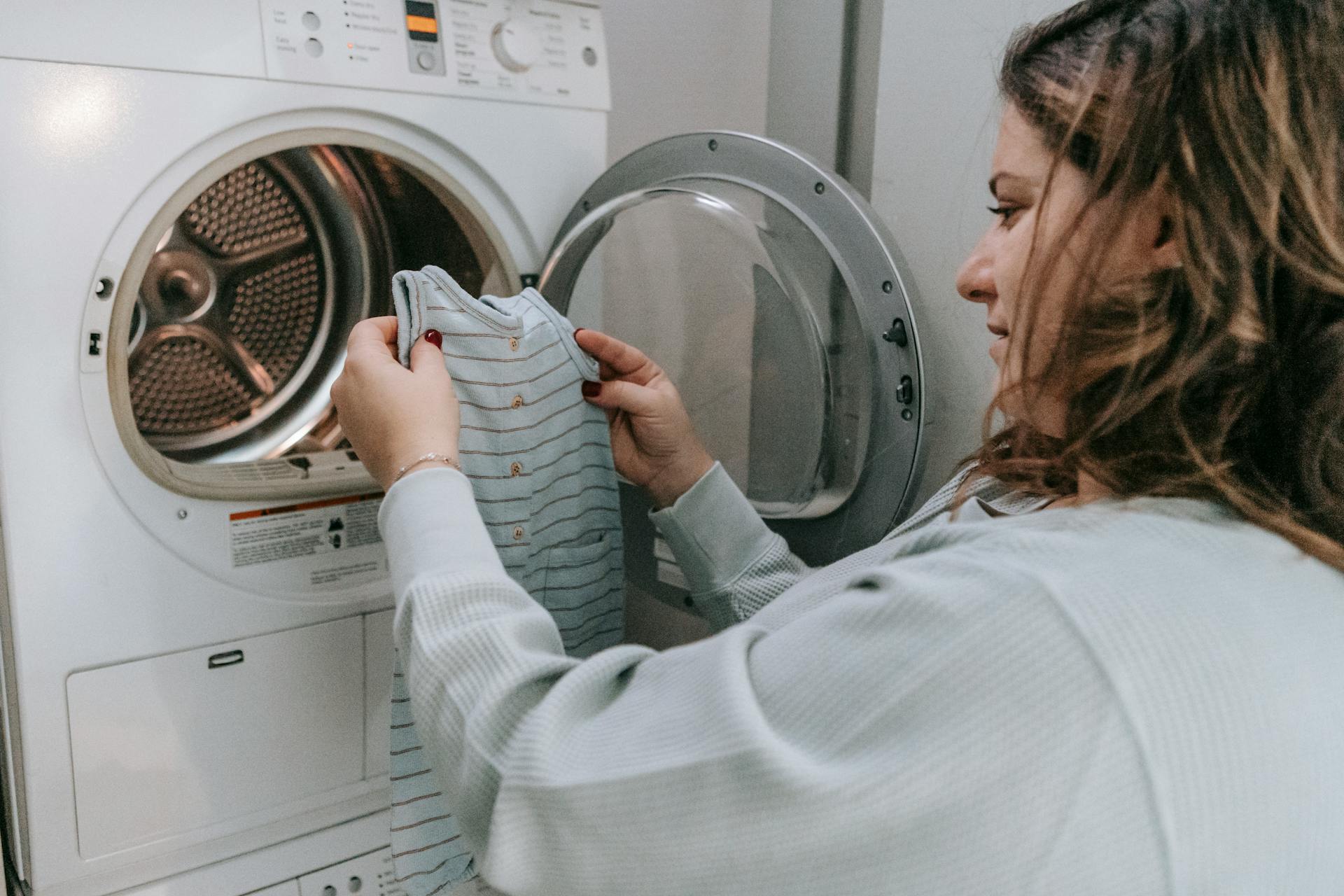Por que algumas pessoas lavam roupas com sal? Descubra a utilidade
